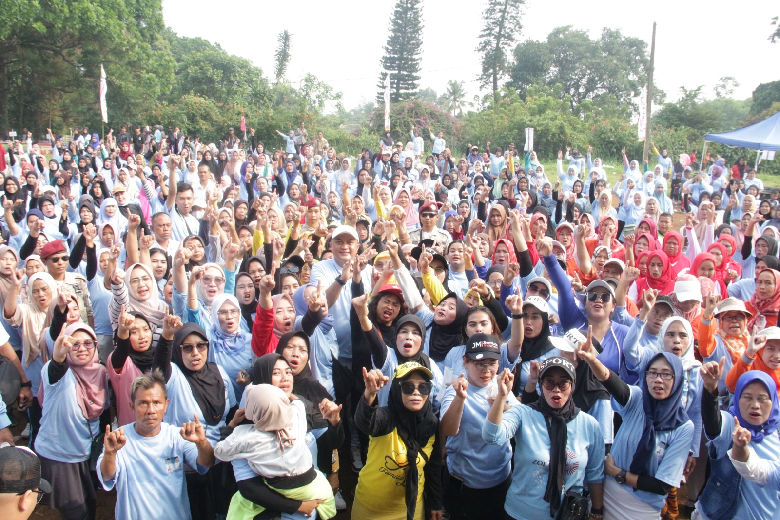 Senam Bareng Warga Tamansari, Cabup Bogor Rudy Susmanto 'Dikeroyok ...